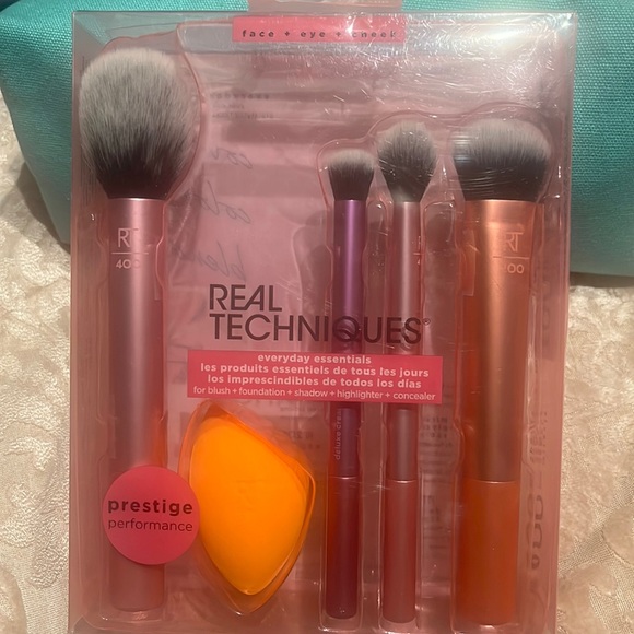 Real Techniques | Makeup | Real Techniques Everyday Essentials Set | Poshmark